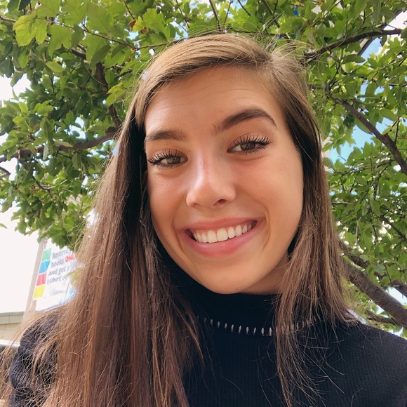 Karlea's Closet (@karleaschuelke) | Poshmark